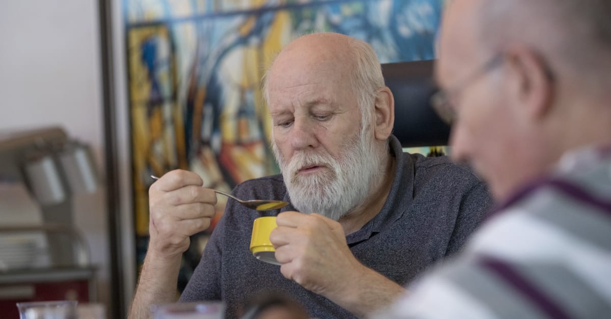 Wat moet je doen als een cliënt zich verslikt?